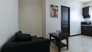 Quarto luxo | Escrivaninha, roupa de cama