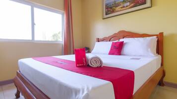 Quarto casal (Reddoorz) | Escrivaninha, Wi-Fi de cortesia, roupa de cama