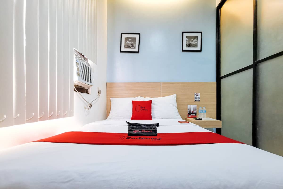 Quarto casal (Reddoorz) | Escrivaninha, Wi-Fi de cortesia, roupa de cama