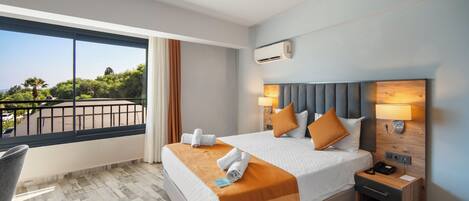 Quarto de hotel com cama grande, mesa de cabeceira, luminária e vista para o exterior.