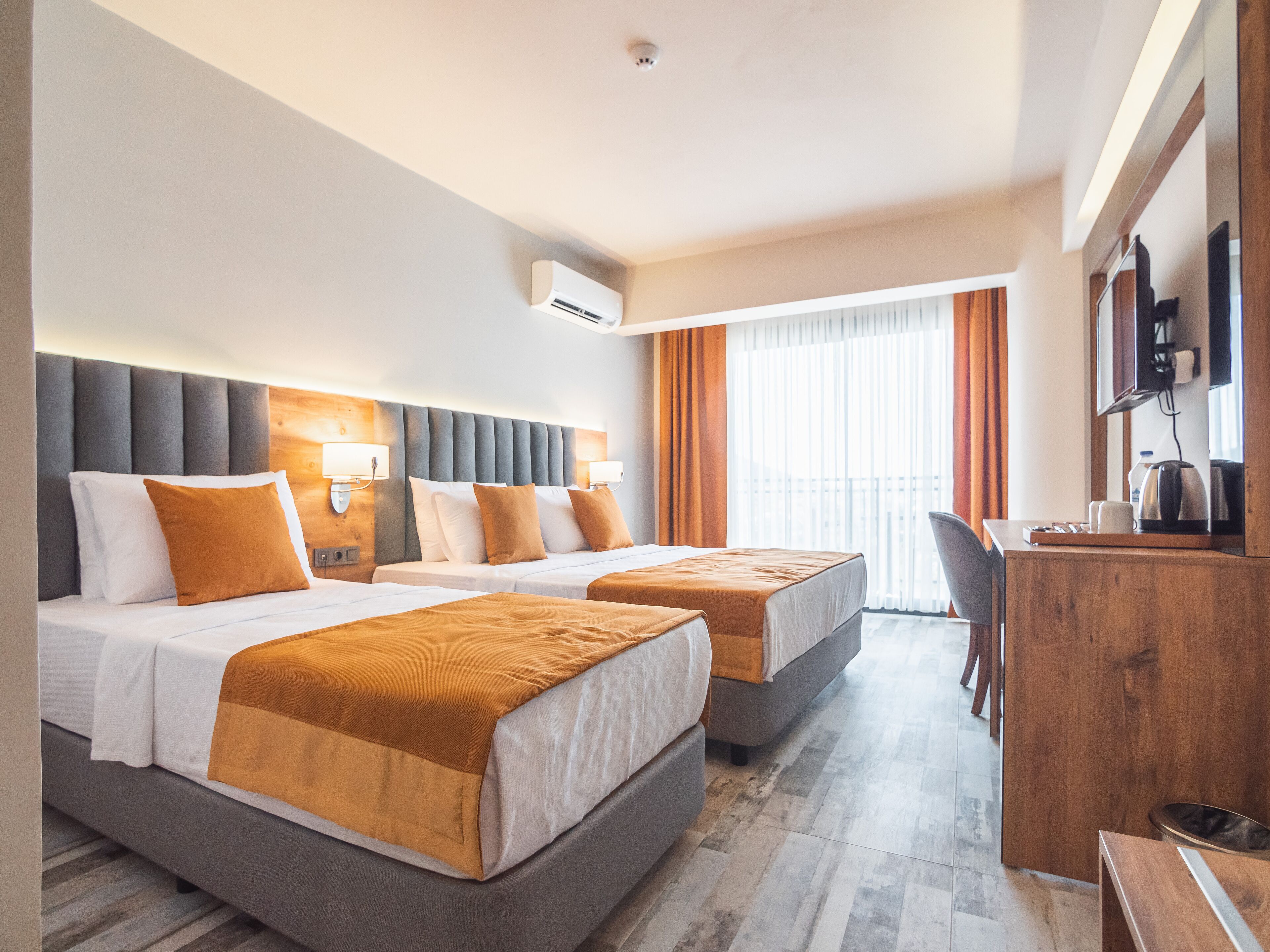 Quarto superior, vista para o mar | Frigobar (abastecido com alguns itens grátis), cofres nos quartos