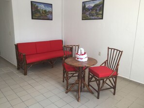 Basic Apartment | Sala de estar | TV de tela plana 32 polegadas com canais a cabo, TV