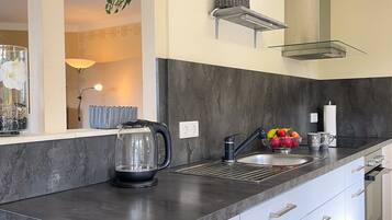 Apartamento | Cozinha privada | Cooktop, lava-louças, cadeirão de bebê