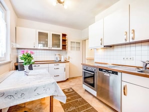 Casa | Cozinha privada | Uma cadeira de bebé 
