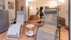 Apartamento | Cozinha privada | Um frigorífico, uma cadeira de bebé 