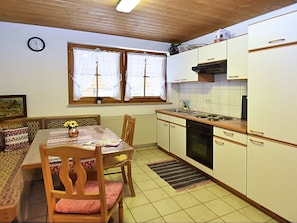 Apartamento | Cozinha privada | Um frigorífico, um micro-ondas, um forno, uma cafeteira/bule 