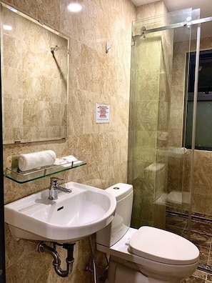 Quarto Deluxe | Casa de banho | Um polibã, artigos de higiene pessoal grátis, chinelos