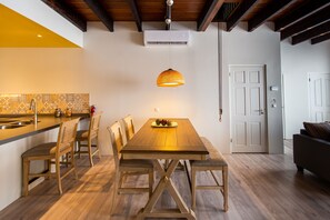 Penthouse Nobre, 3 quartos, Vista para a cidade | Sala de estar | Televisor de 47 polegadas com canais por cabo