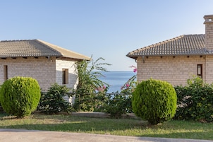 Junior Suite with Patio and Partial Sea View | Vista do quarto