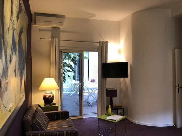 Suite, 2 quartos | Sala de estar | TV de ecrã plano