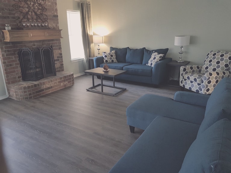 King Bed 4 Bedroom House - Saginaw, TX