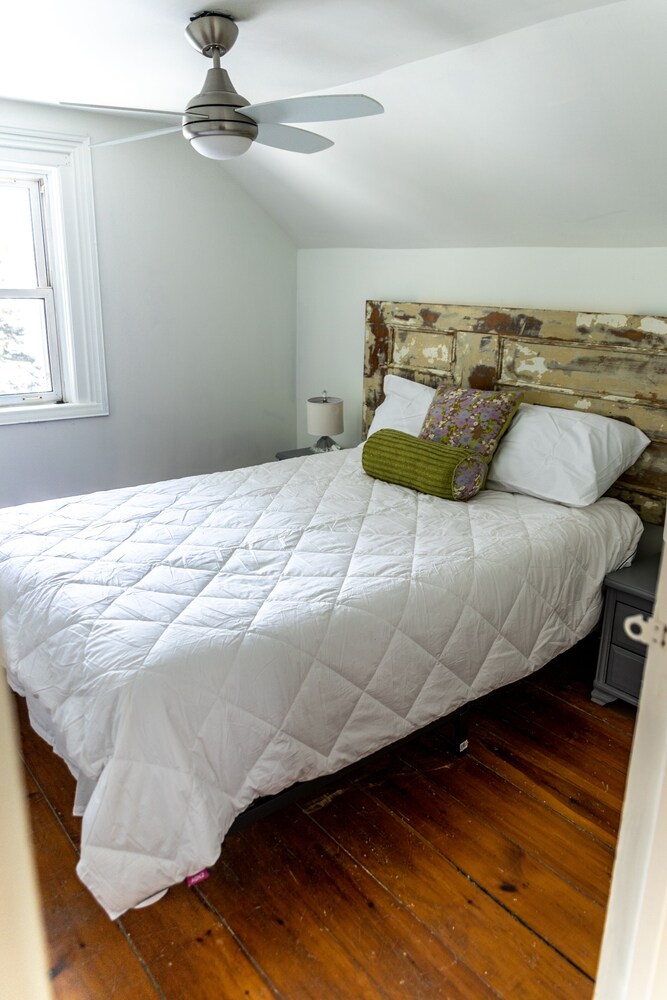 Historic Farmhouse - Spacious Country Getaway - Napanee