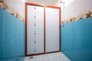 Quarto Standard, 2 camas de casal | Casa de banho | Um polibã, artigos de higiene pessoal grátis, toalhas fornecidas, sabão