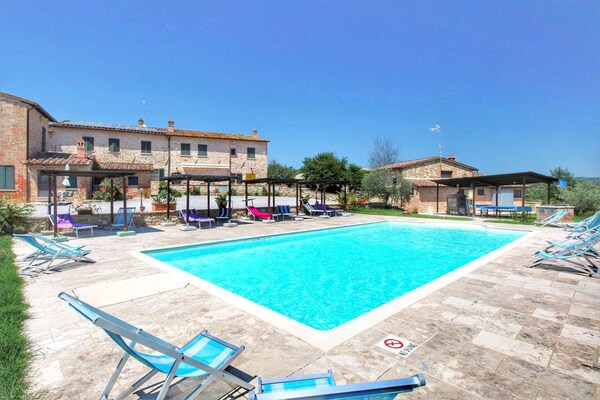 Farmhouse In Tuscany With Pool & Scenic Views - Tuscany