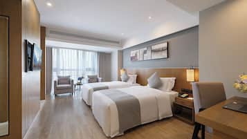 Quarto duplo luxo | Escrivaninha, espaço de trabalho para notebook, cortinas blackout