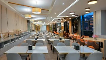 Café da manhã com buffet diário (CNY 48 por pessoa)