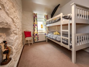 4 quartos, com mobília individualizada, roupa de cama fornecida 