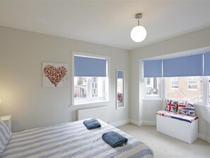 3 quartos, com mobília individualizada, roupa de cama fornecida