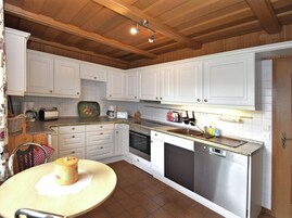 Casa | Cozinha privada | Uma placa de cozinha, uma cadeira de bebé 