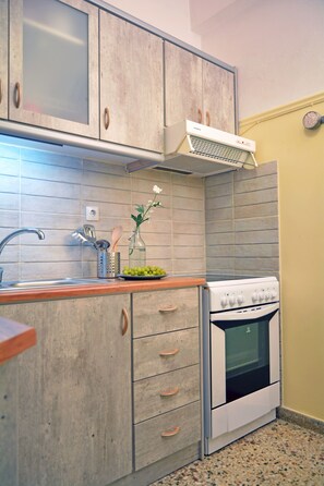 Apartamento urbano | Cozinha privada | Geladeira grande, micro-ondas, fogão, cooktop