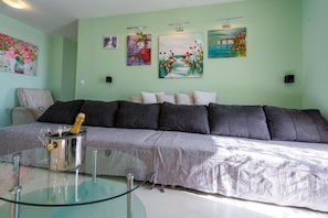 Apartamento (1 Bedroom Apt with Balcony n Sea View) | Sala | Aparelhagem