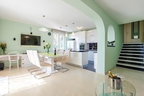 Apartamento (1 Bedroom Apt with Balcony n Sea View) | Sala de jantar