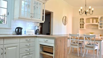 Vila | Cozinha privada | Cooktop, cafeteira/chaleira, cadeirão de bebê