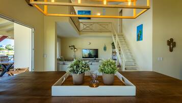 Penthouse Superior, 3 quartos, vista para a baía | Sala de estar | Smart TV de 35 polegadas com canais via satélite, televisor