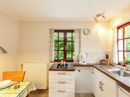 Apartamento | Cozinha privada | Uma cadeira de bebé 