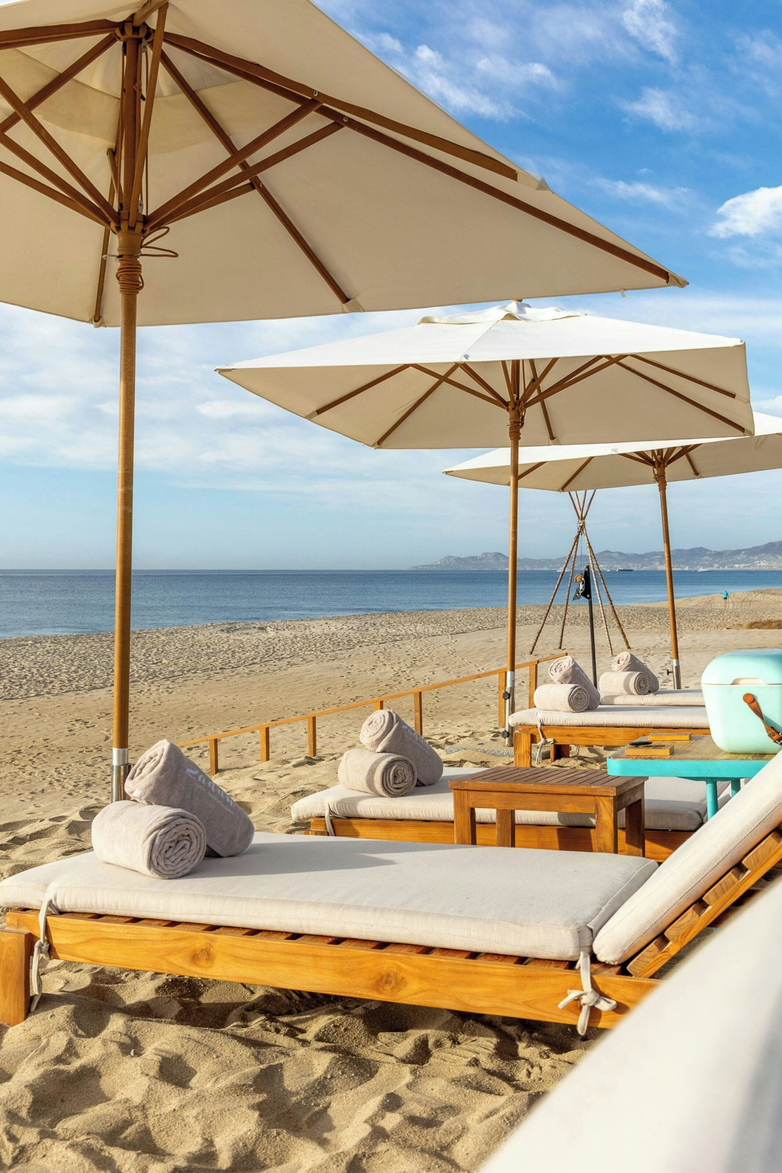 Uma praia privada, bares na praia 