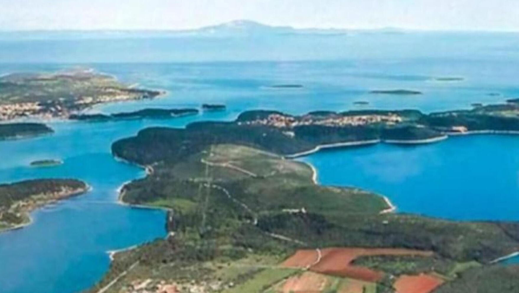 Vista aérea de uma área costeira com várias ilhas ligadas por pontes.
