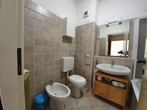 Apartamento | Banheiro | Banheira, toalhas de banho