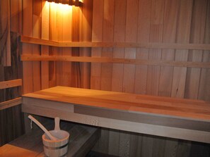 Uma sauna com paredes e bancos de madeira.