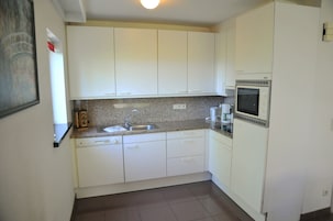 Apartamento | Cozinha privada | Uma cadeira de bebé 