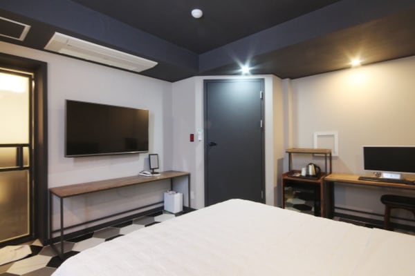 Quarto casal luxo | Escrivaninha, cortinas blackout, Wi-Fi de cortesia