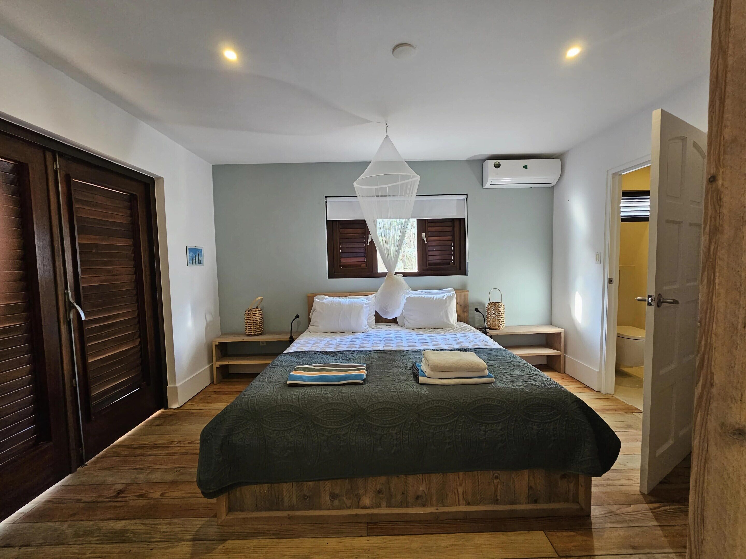 Vila | 3 quartos, individualmente mobiliados, ferros/tábuas de passar roupa