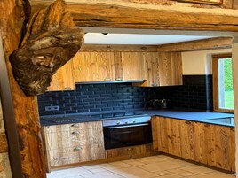 Chalé | Cozinha privada | Uma cadeira de bebé 