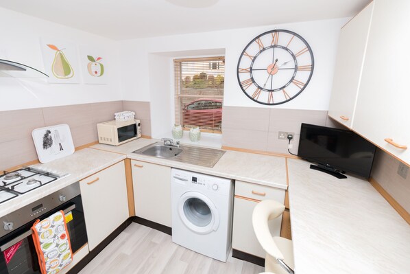 Casa de Campo, 2 quartos | Cozinha privada | Um frigorífico, um micro-ondas, uma placa de cozinha 