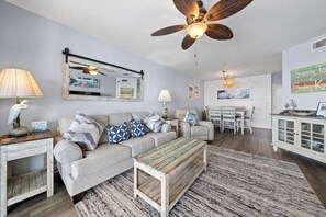 Apartamento em Condomínio Fechado, várias camas (White Caps 1404) | Sala de estar