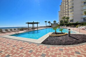 Apartamento em Condomínio Fechado, várias camas (White Caps 1404) | Piscina | Piscina interior, uma piscina aquecida 