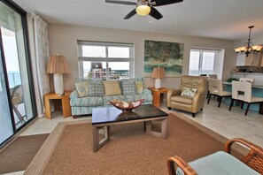 Apartamento em Condomínio Fechado, várias camas (Summerchase 1108) | Sala de estar | Televisor 