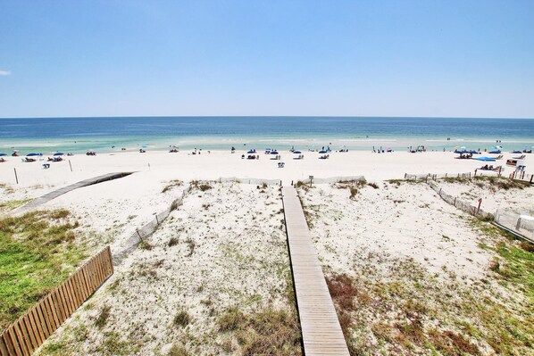 Apartamento em Condomínio Fechado, várias camas (Sundial G3) | Praia | Na praia