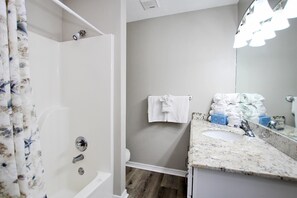 Apartamento em Condomínio Fechado, várias camas (Sundial G3) | Casa de banho | Toalhas fornecidas