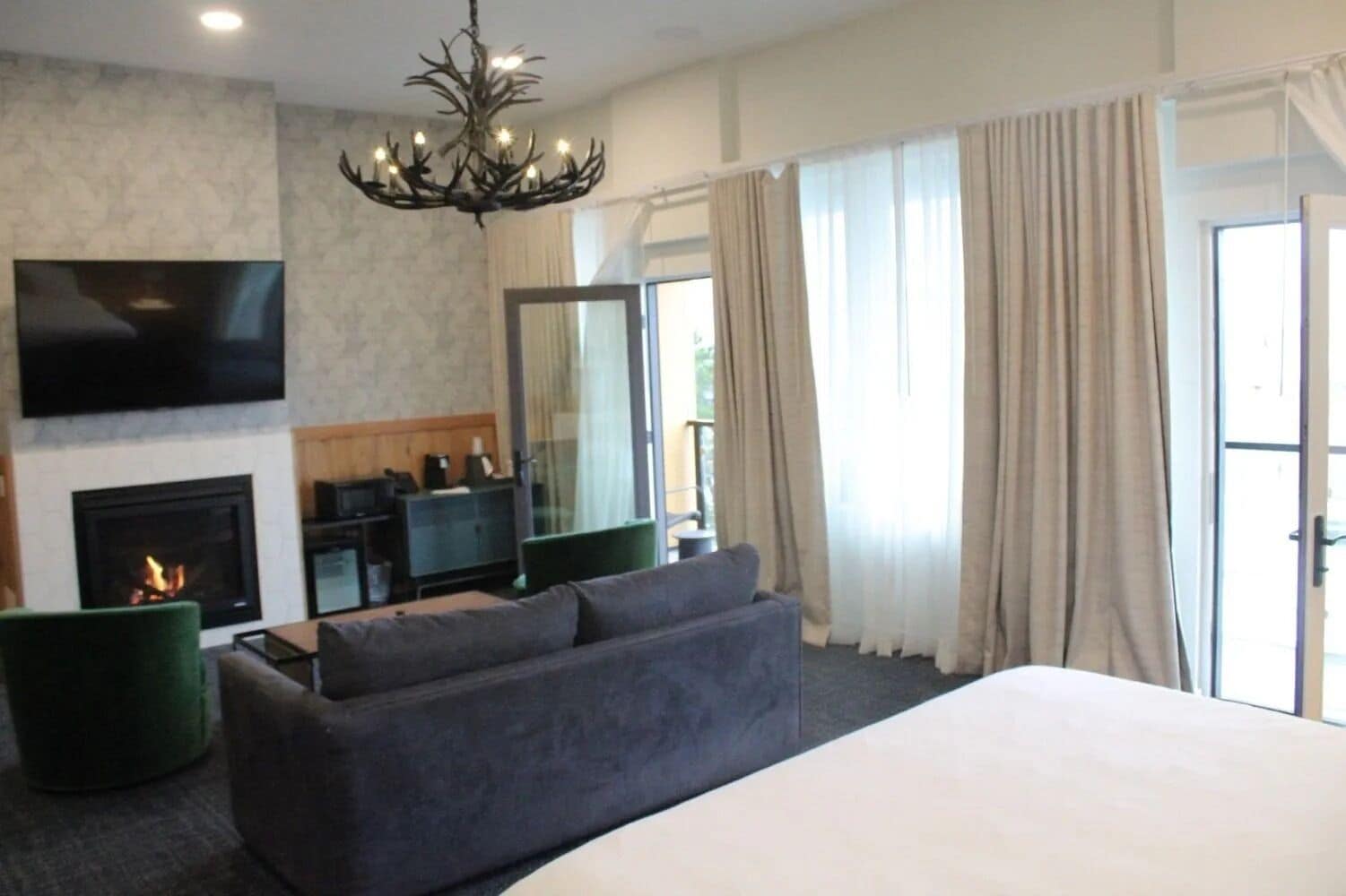 Quarto Executivo, 1 cama king-size e sofá-cama, varanda | Secretária, cortinas/cortinados opacos, ferro/tábua de engomar 