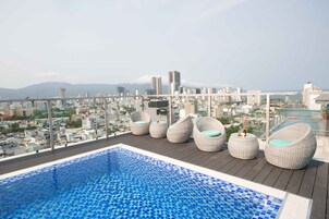 Piscina externa, espreguiçadeiras