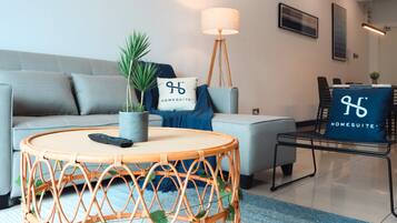Apartamento conforto | Área de estar | TV LED, serviços de streaming