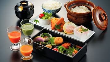 Pequeno-almoço japonês diário mediante uma taxa
