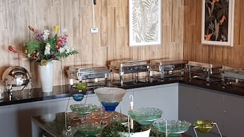 Café da manhã, almoço e jantar; culinária internacional