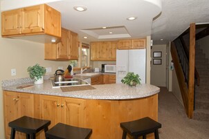 Villa (3 Bedrooms) | Cozinha privada | Um frigorífico/congelador grande, um micro-ondas, um forno 