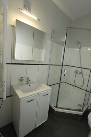 Apartamento design | Banheiro | Chuveiro, toalhas de banho